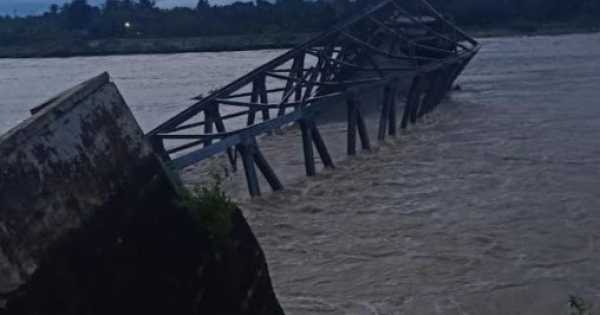 Jembatan Rangka Baja di Nagan Raya Ambruk Diterjang Arus Sungai