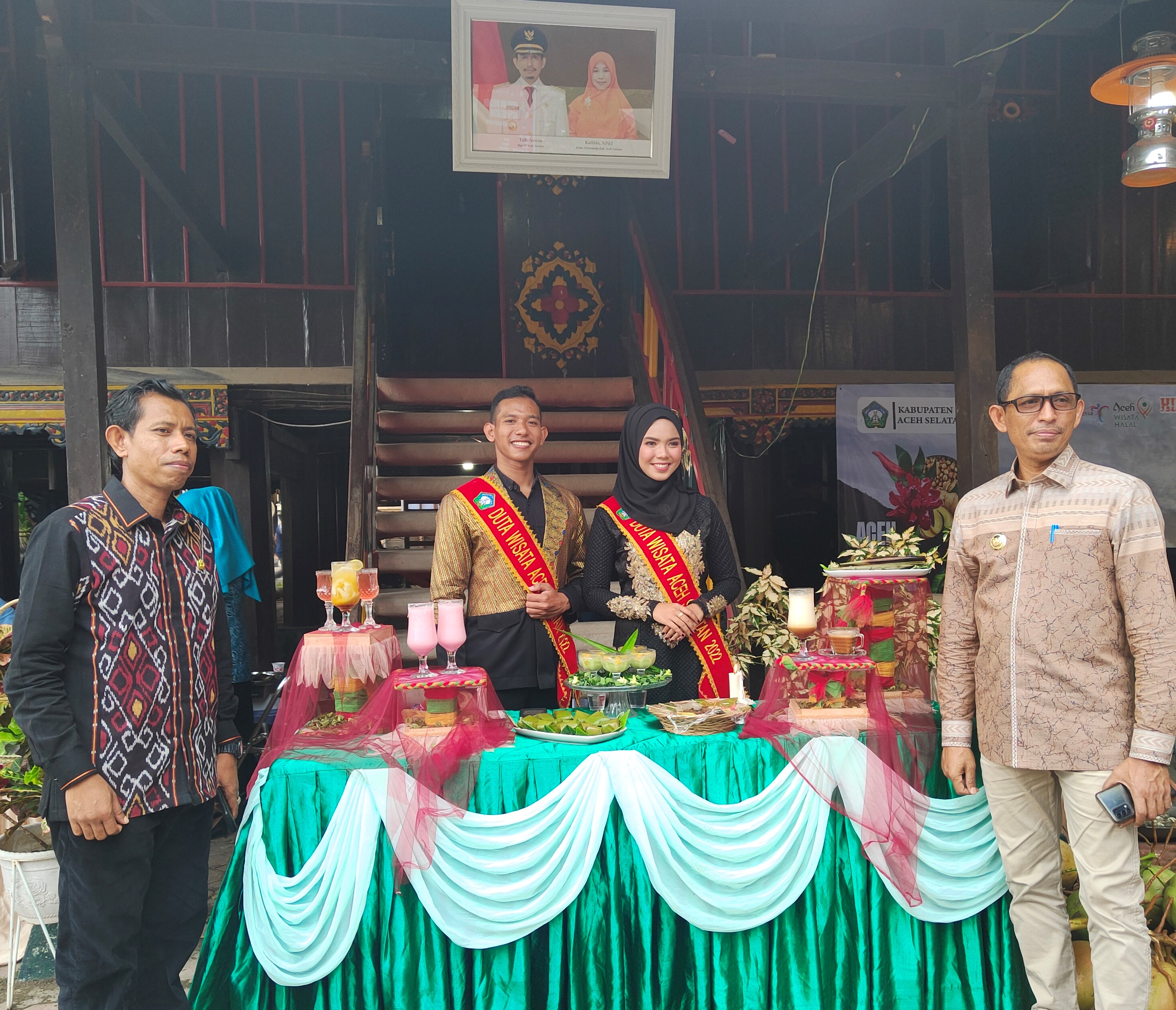 Tgk Amran Cicipi Roti Bakar Isi Selai Pala di Paviliun Aceh Selatan