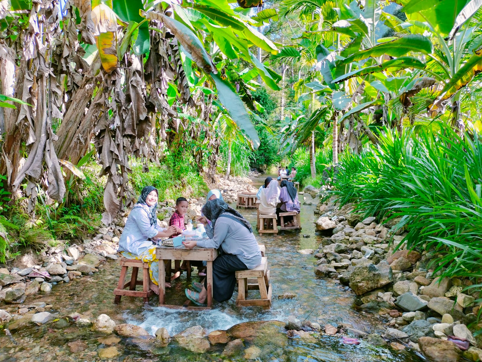 Jejak Rimba Raya Aceh Selatan, Tempat Nongkrong di atas Aliran Sungai