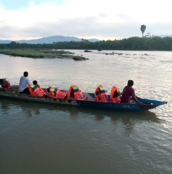 22 Siswa di Aceh Barat Naik Perahu ke Sekolah