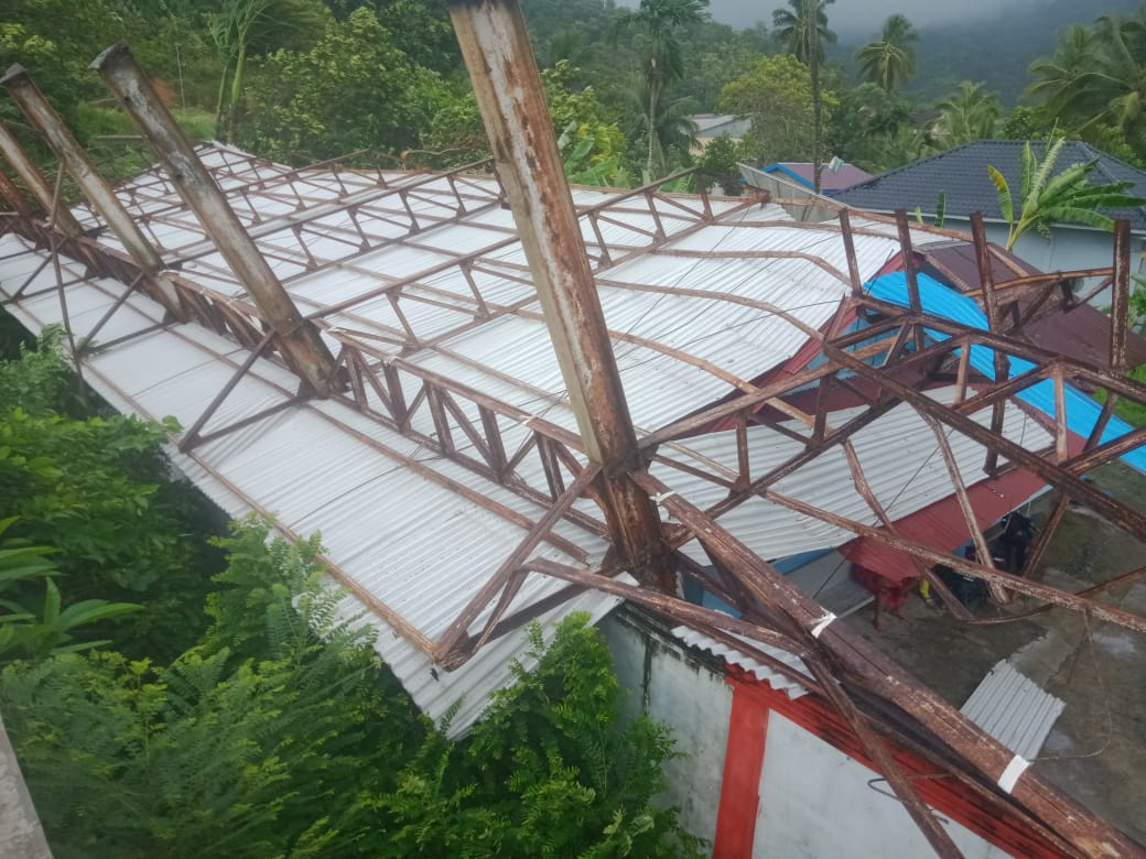 Atap Tribun Lapangan Naga Tapaktuan Timpa Rumah Warga