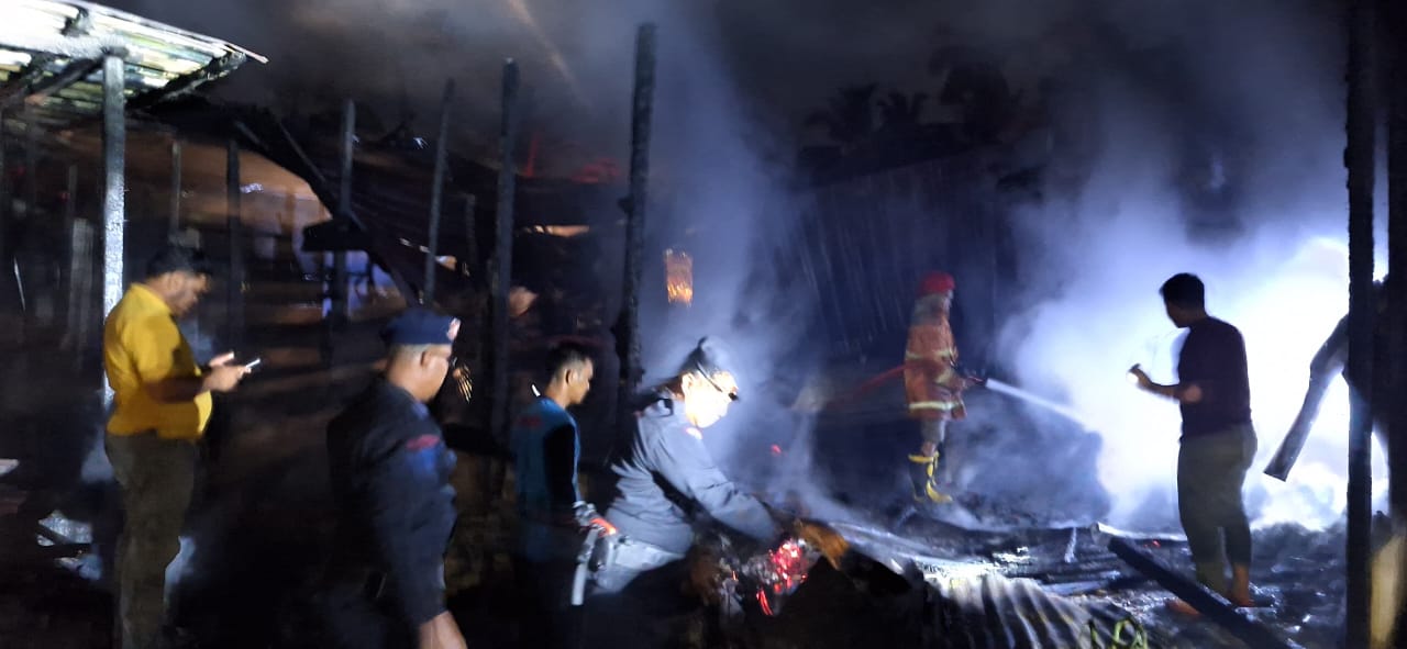 Dua Rumah Warga Trumon Tengah Terbakar